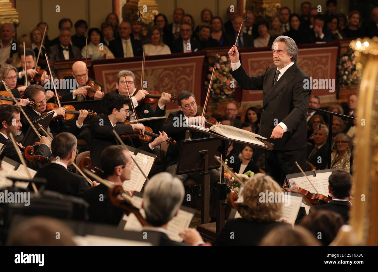 (250101) -- VIENNA, Jan. 1, 2025 (Xinhua) -- Conductor Riccardo Muti is ...