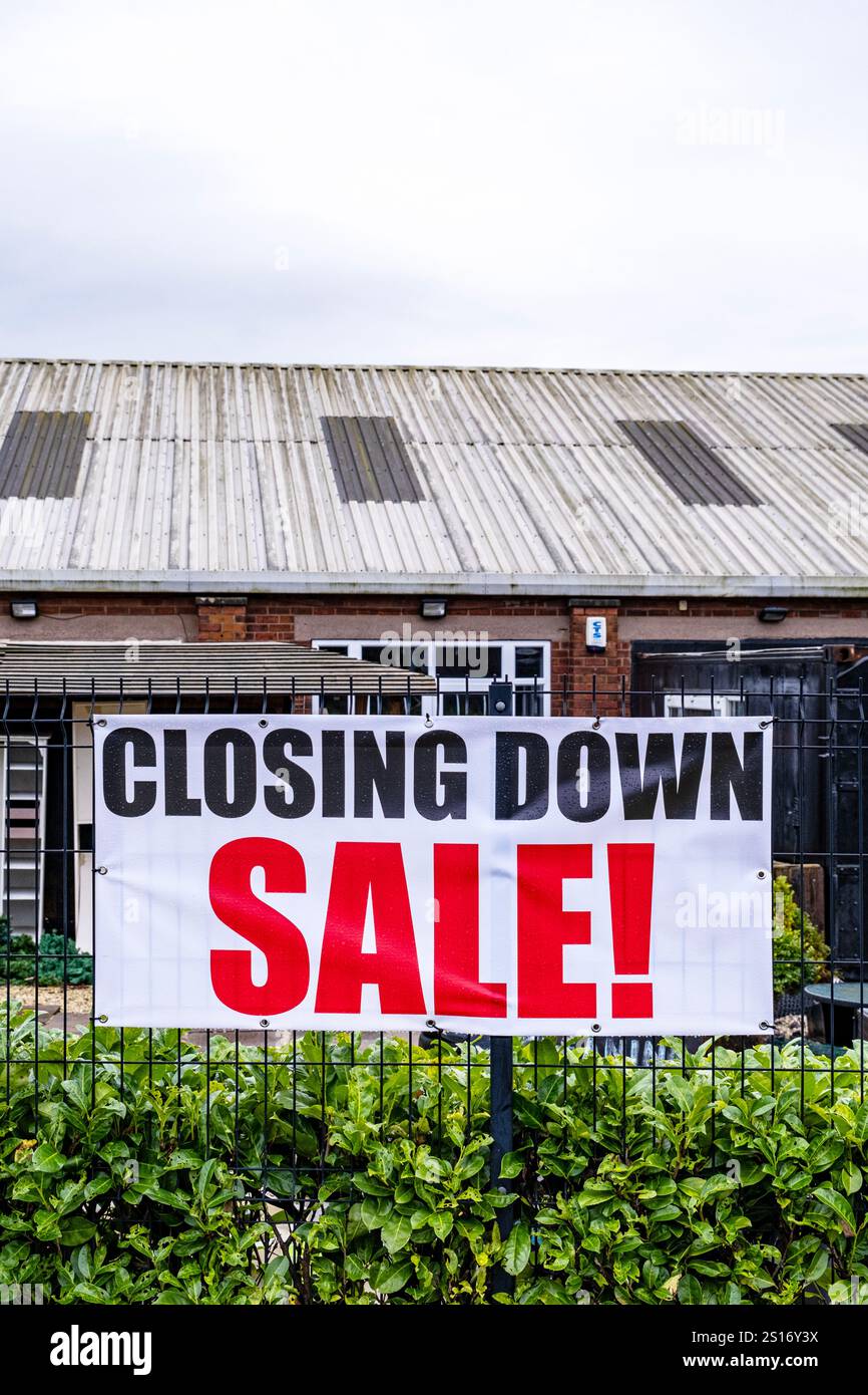 Store closing down poster hi-res stock photography and images - Alamy