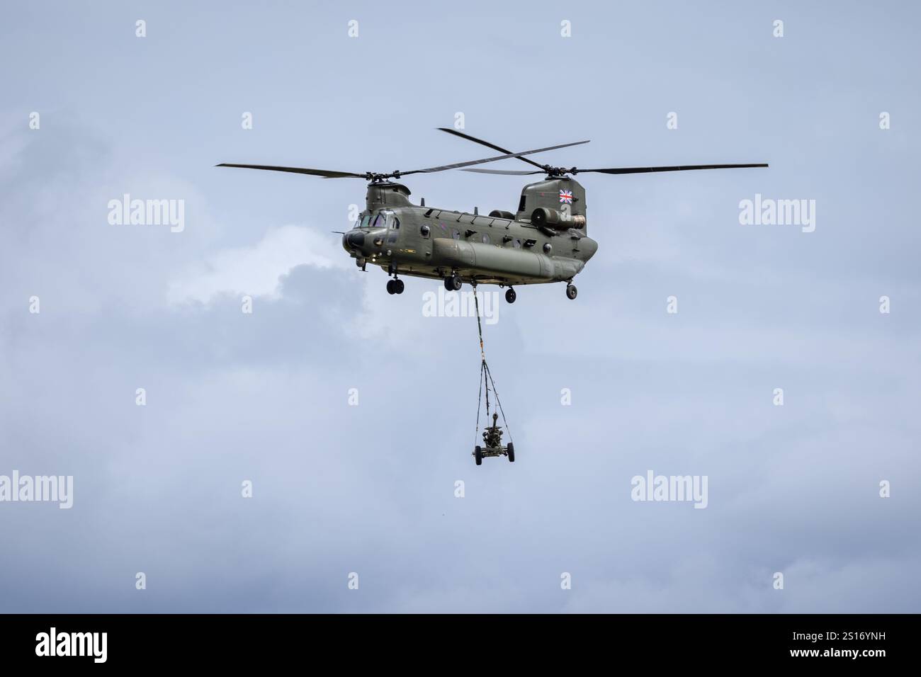 Royal Air Force - Boeing CH-47 Chinook carrying a field gun at the ...