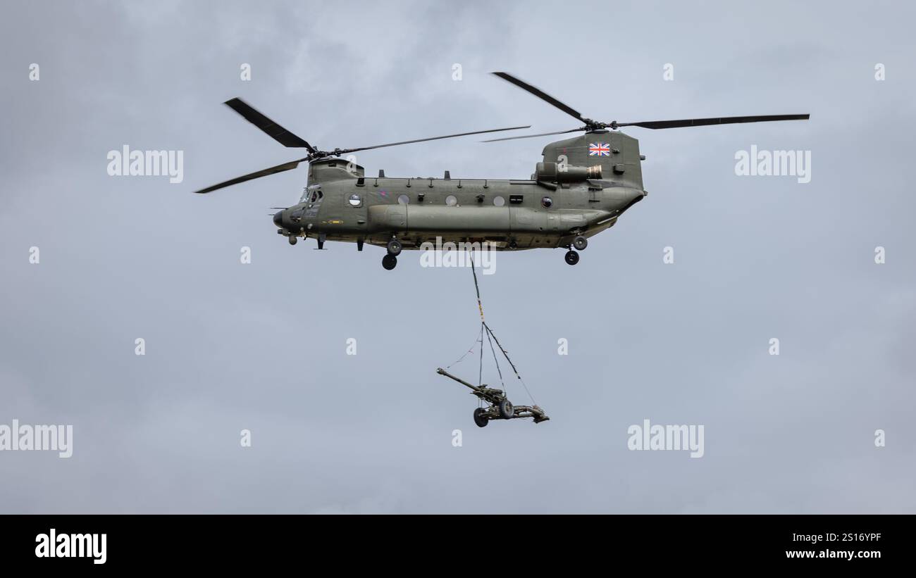 Royal Air Force - Boeing CH-47 Chinook carrying a field gun at the ...