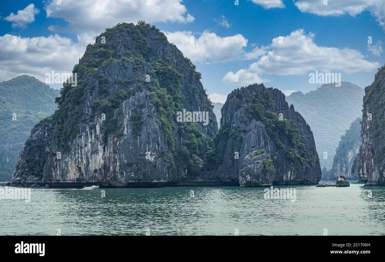 Beautiful landscape Lan Ha bay view from the Cat Ba Island. Lan Ha bay ...