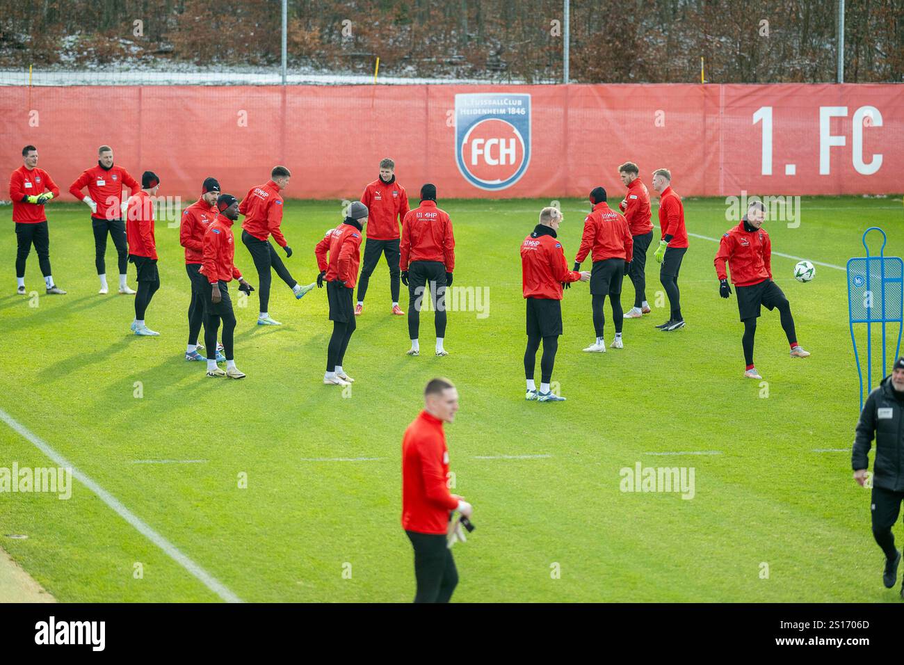 Heidenheim, Deutschland. 01st Jan, 2025. Spielformen vor dem Training ...