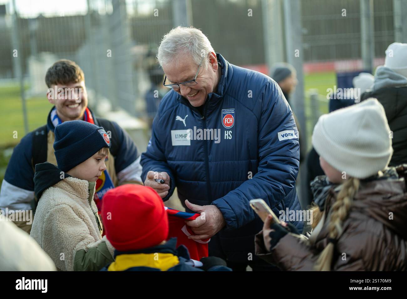 Holger Sanwald (FC Heidenheim, Vorsitzender) in mitten von Fans, GER ...