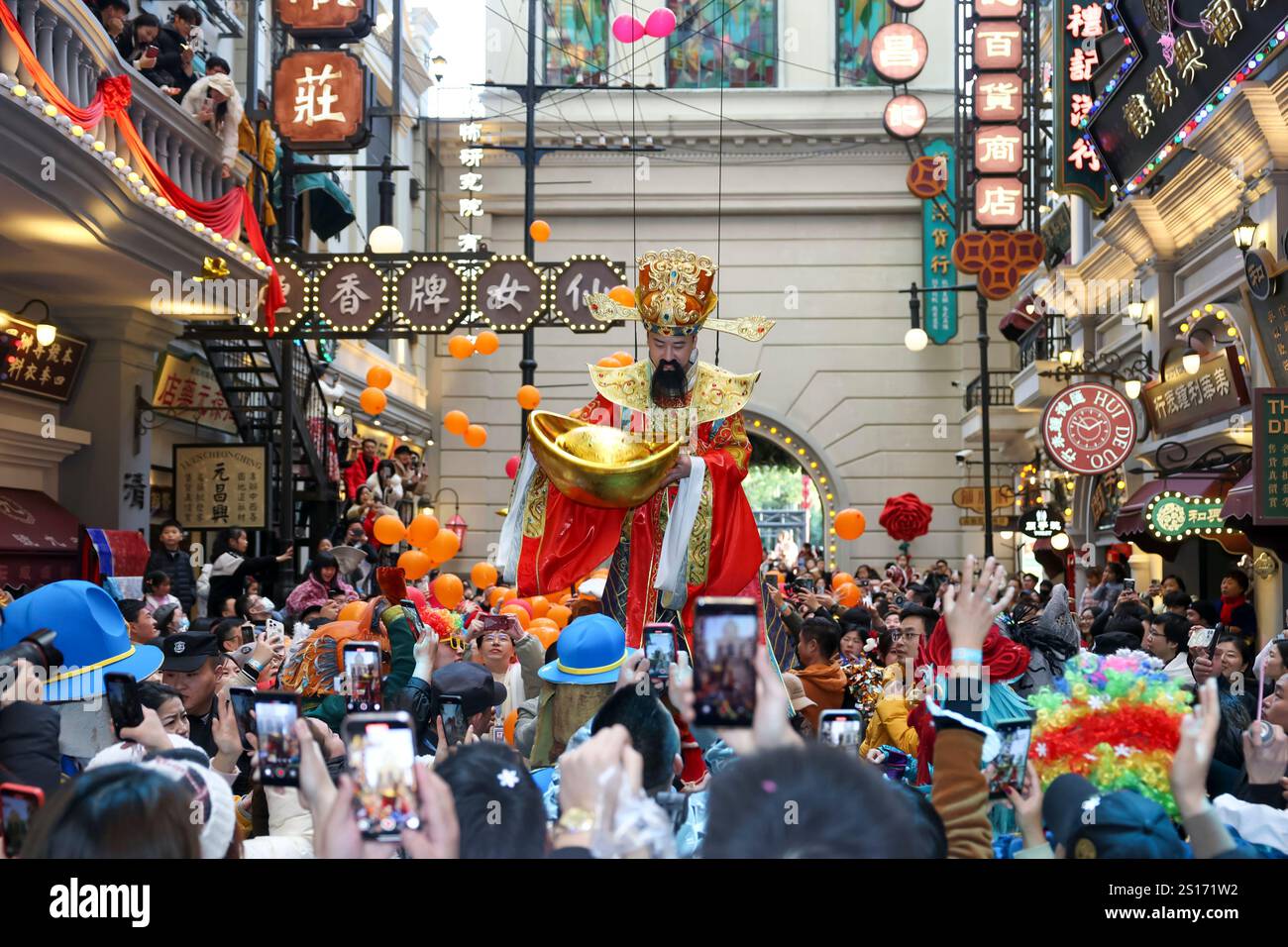 Shanghai. 1st Jan, 2025. People watch a New Year parade in east China's ...