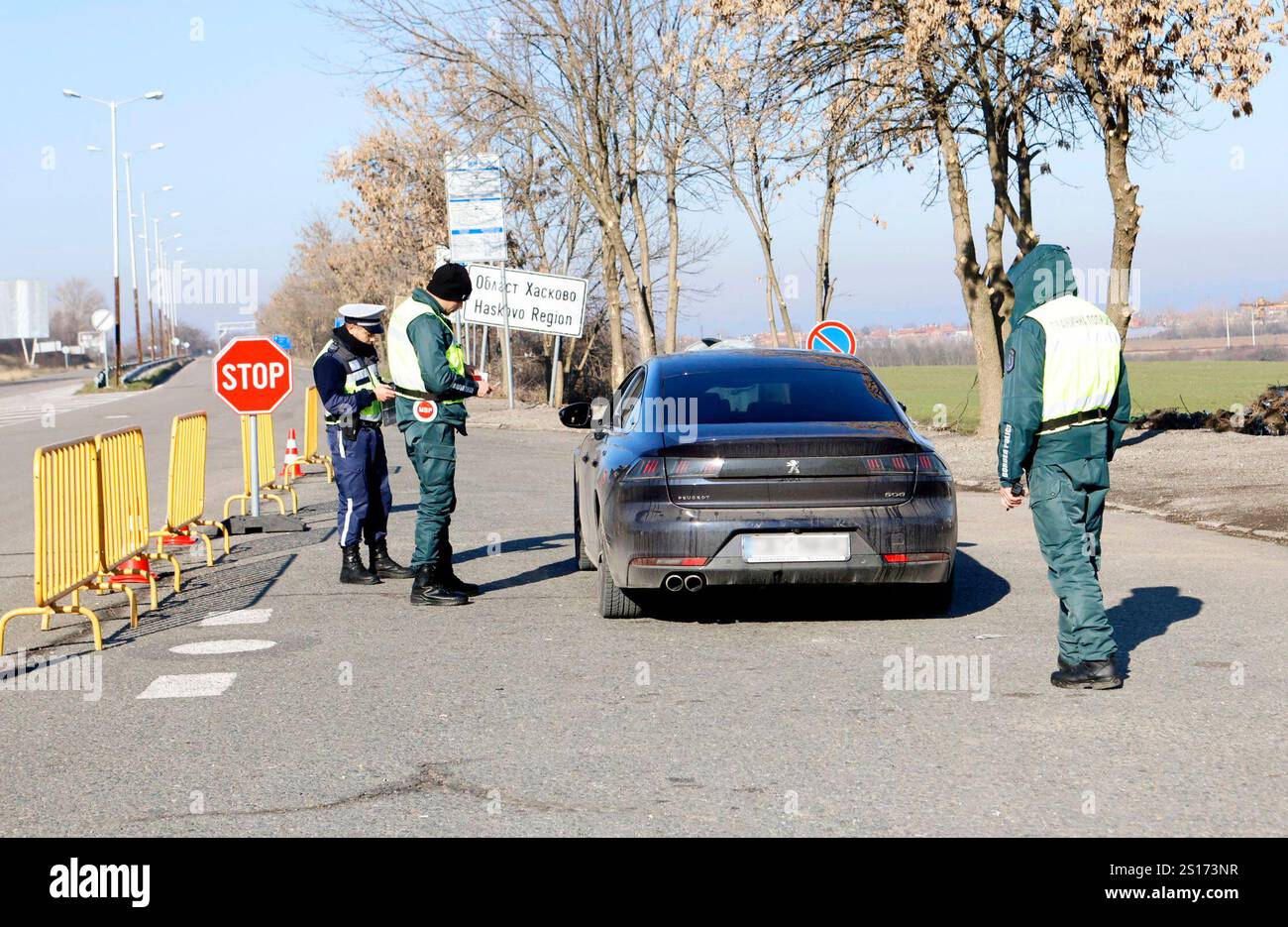(250101) -- RUSE, Jan. 1, 2025 (Xinhua) -- Law enforcement officers ...