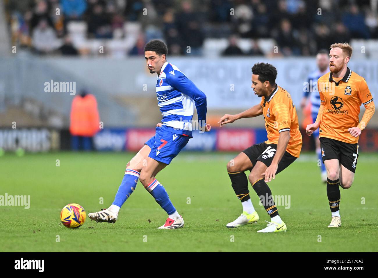 Harvey Knibbs (7 Reading) Passes the ball during the Sky Bet League 1 ...