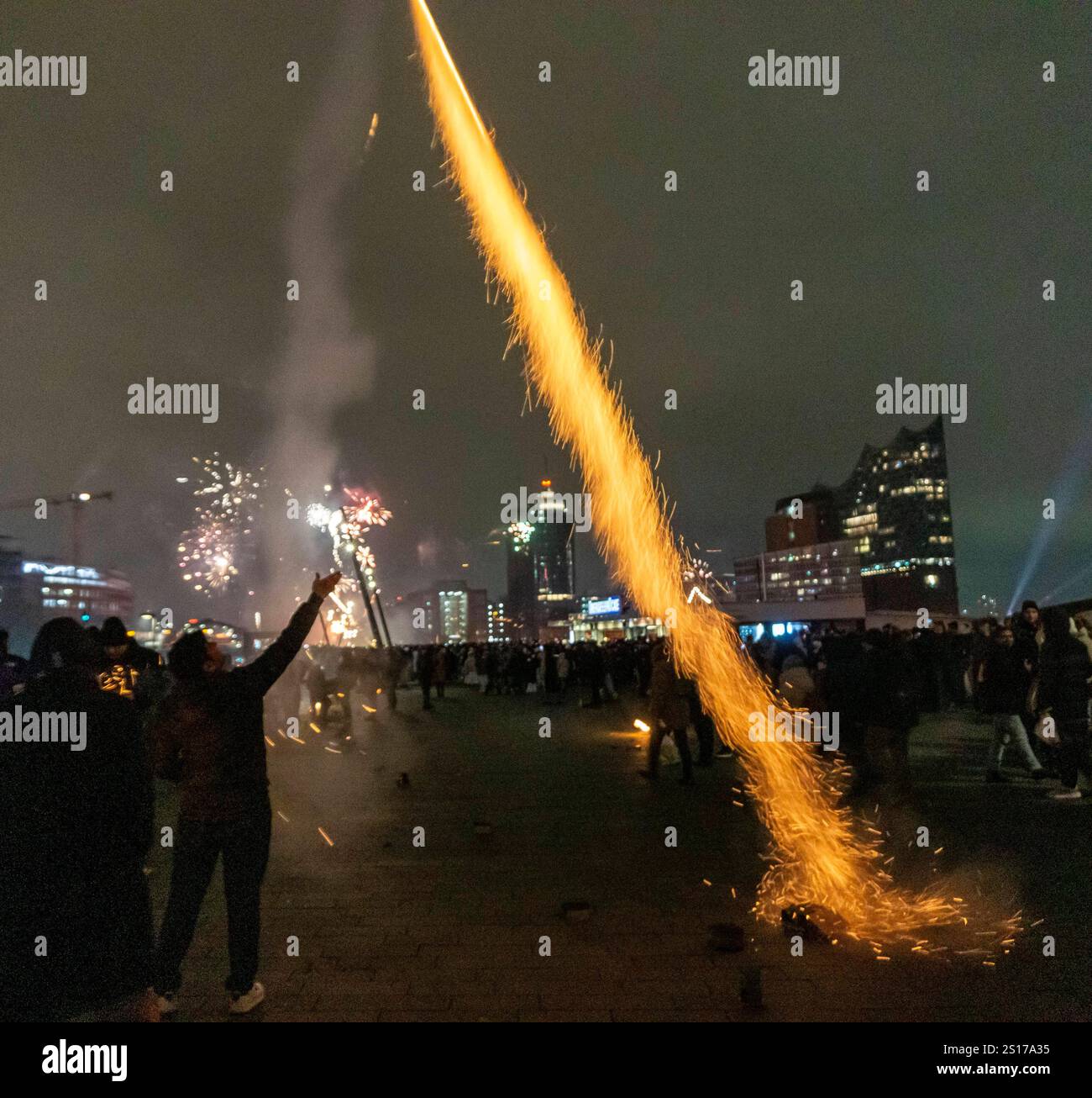 Person lässt Feuerwerksrakete aus der Hand starten, Silvesternacht 2025 ...