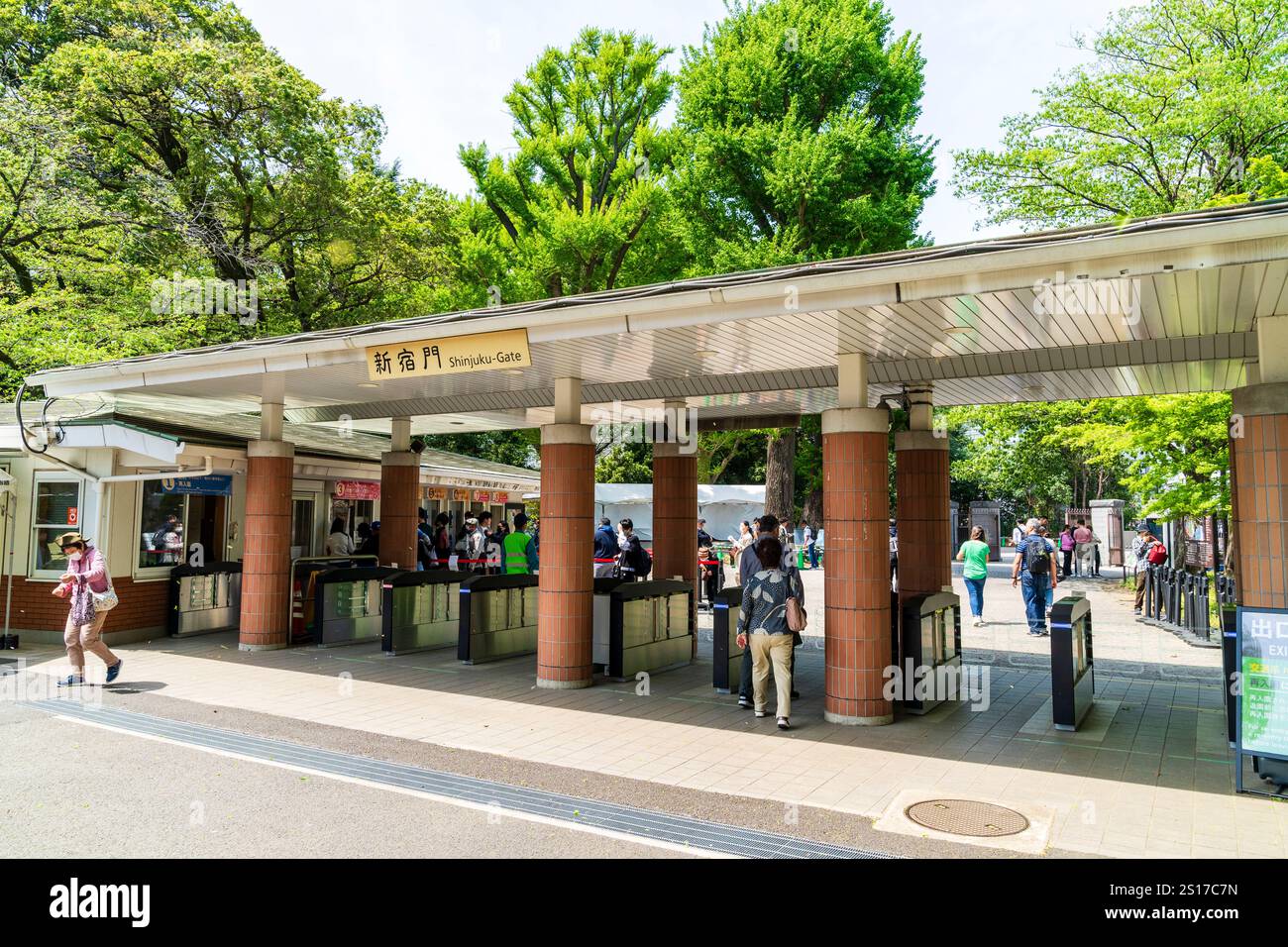Entrance ticket gates shinjuku hi-res stock photography and images - Alamy