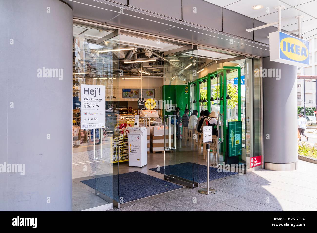 Doors open entrance hi-res stock photography and images - Alamy