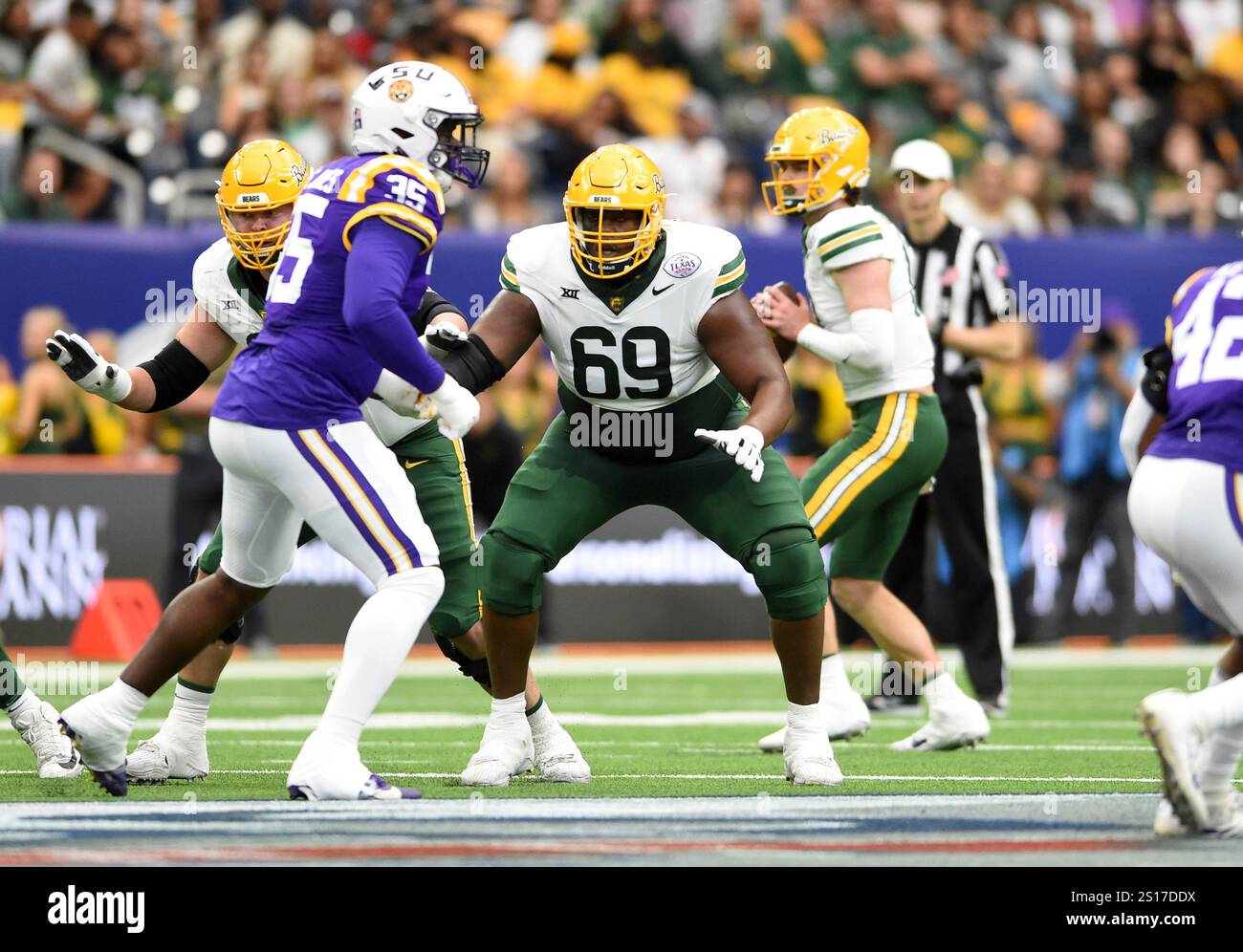 HOUSTON, TX - DECEMBER 31: Baylor Bears guard Sidney Fugar (69) blocks ...
