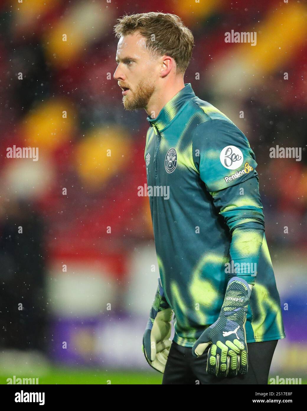 Mark Flekken of Brentford warms up prior to the Premier League match ...