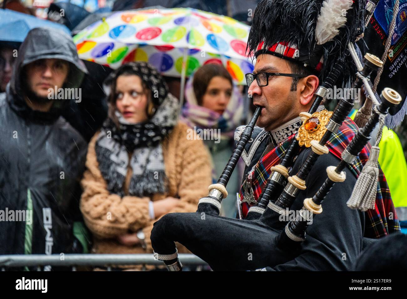 London, UK. 1 Jan 2025. Shree Muktajeevan Swamibapa Pipe Band - People ...