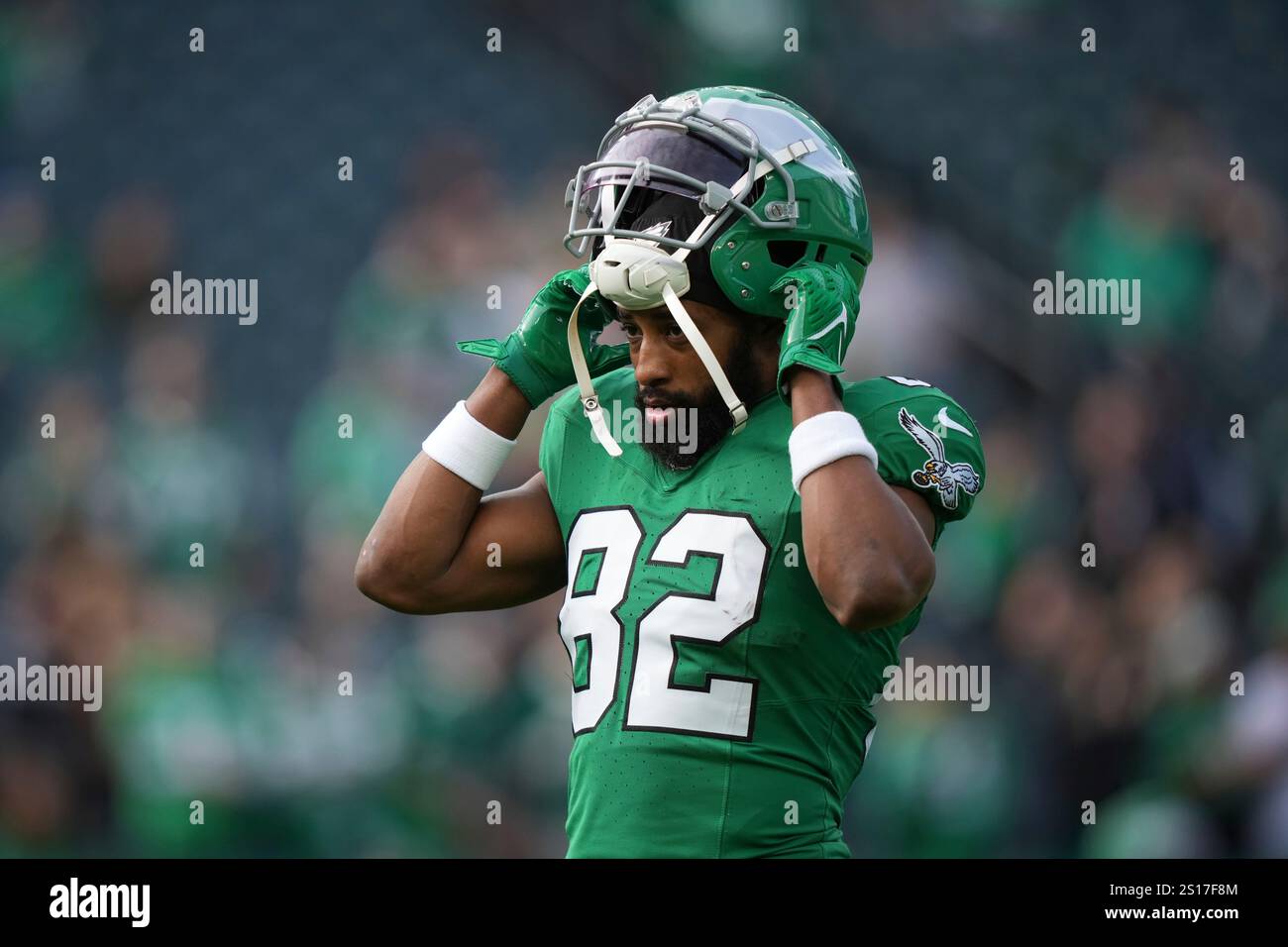Philadelphia Eagles' Ainias Smith warms up before an NFL football game ...