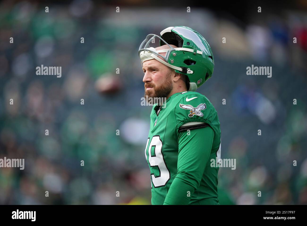 Philadelphia Eagles' Rick Lovato warms up before an NFL football game ...