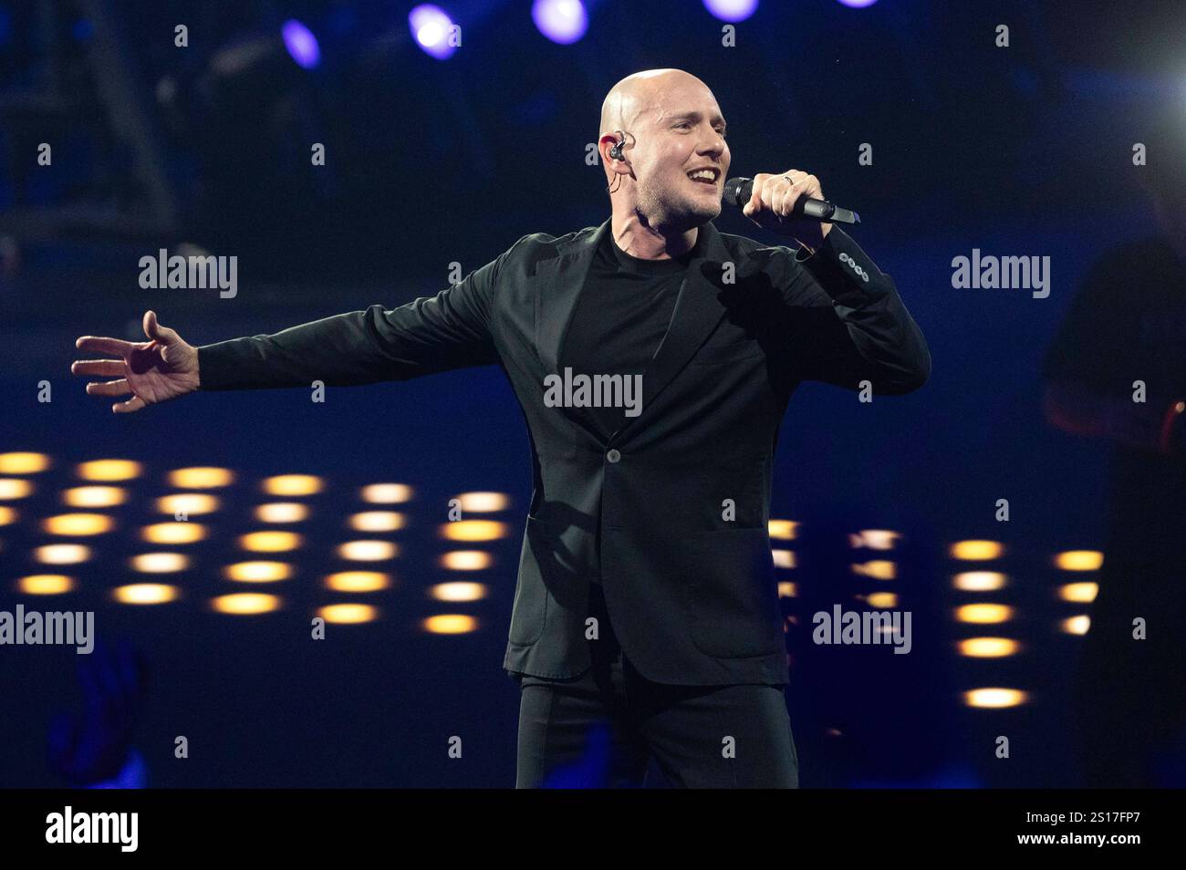 Oli.P in der TV-Show Silvester-Schlagerbooom 2025 live - Die Wunderlichtershow im BMW Park ...