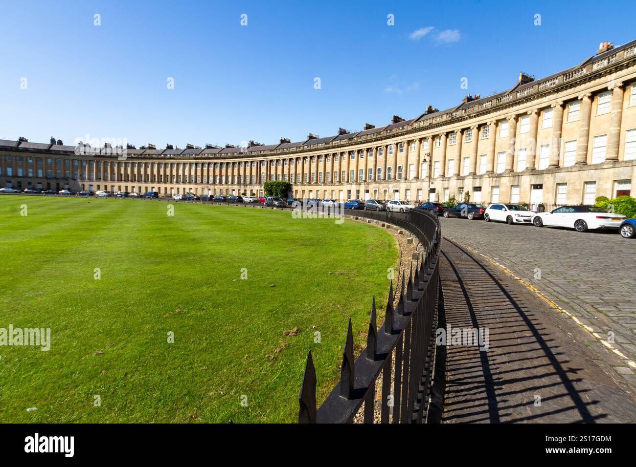 BATH, ENGLAND AUGUST 26 2021: Curve of royal Crescent, Georgian terrace ...