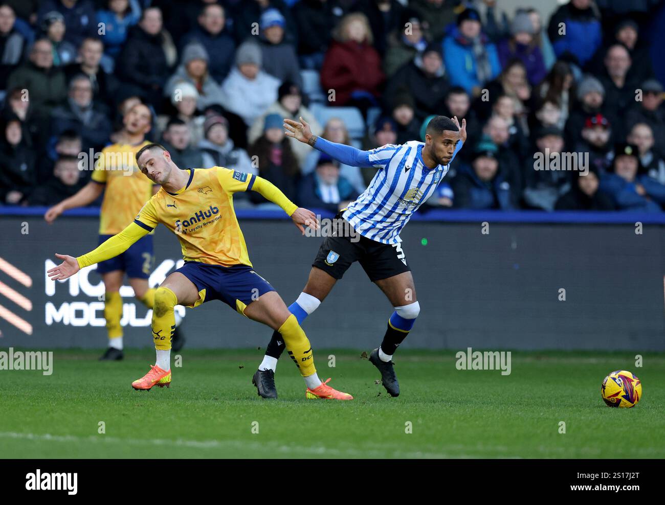Derby County's Jerry Yates (left) and Sheffield Wednesday's Max Lowe ...