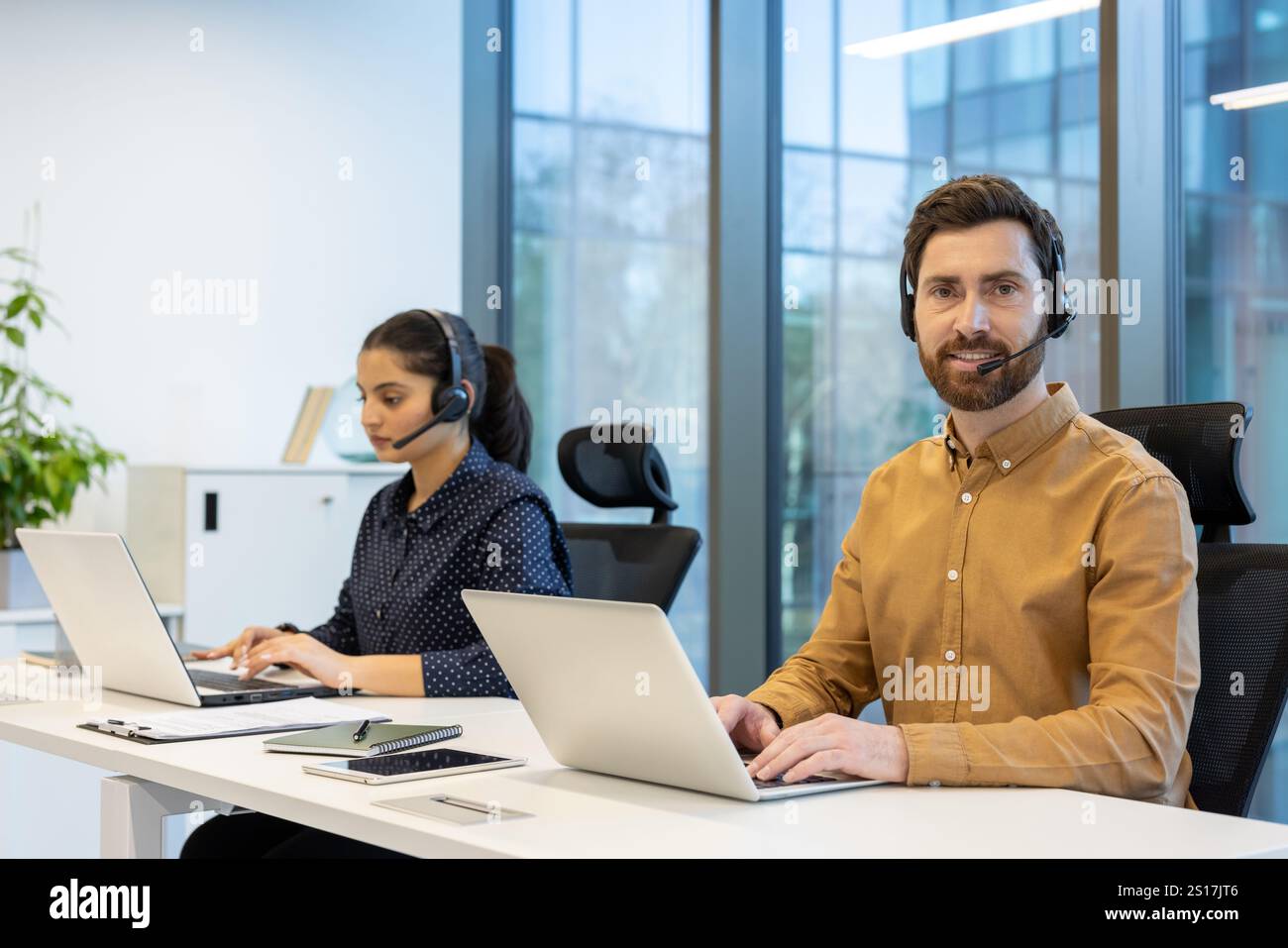 Computer smile support man hi-res stock photography and images - Alamy