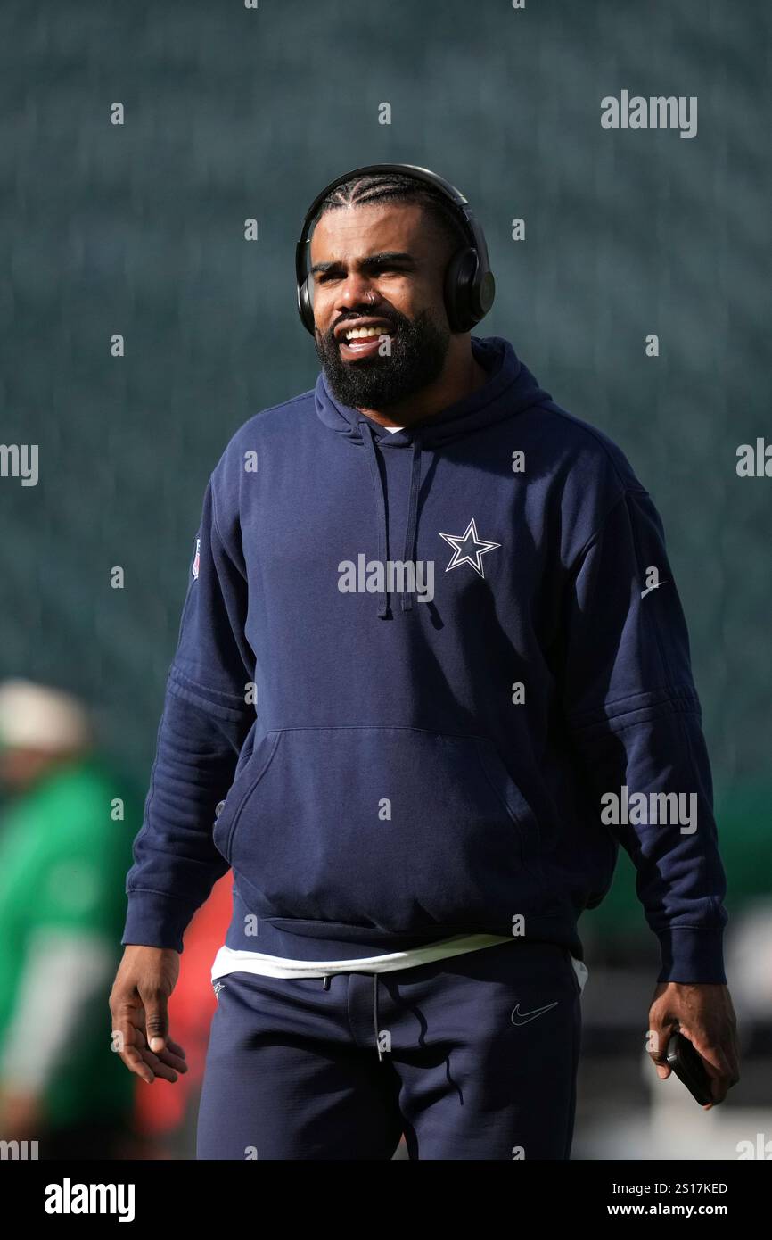 Dallas Cowboys' Ezekiel Elliott smiles before an NFL football game ...