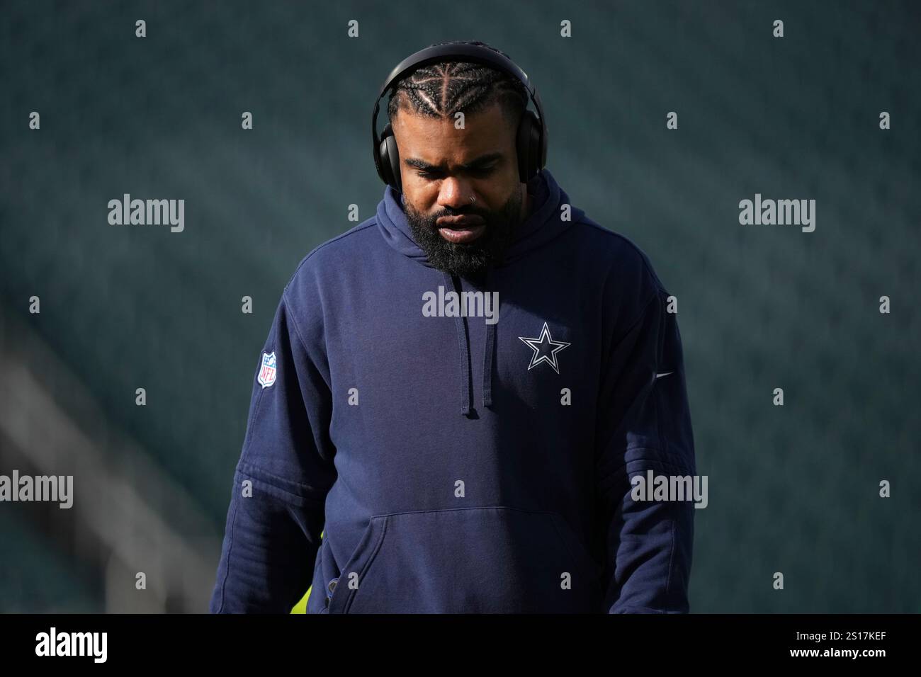Dallas Cowboys' Ezekiel Elliott warms up before an NFL football game ...