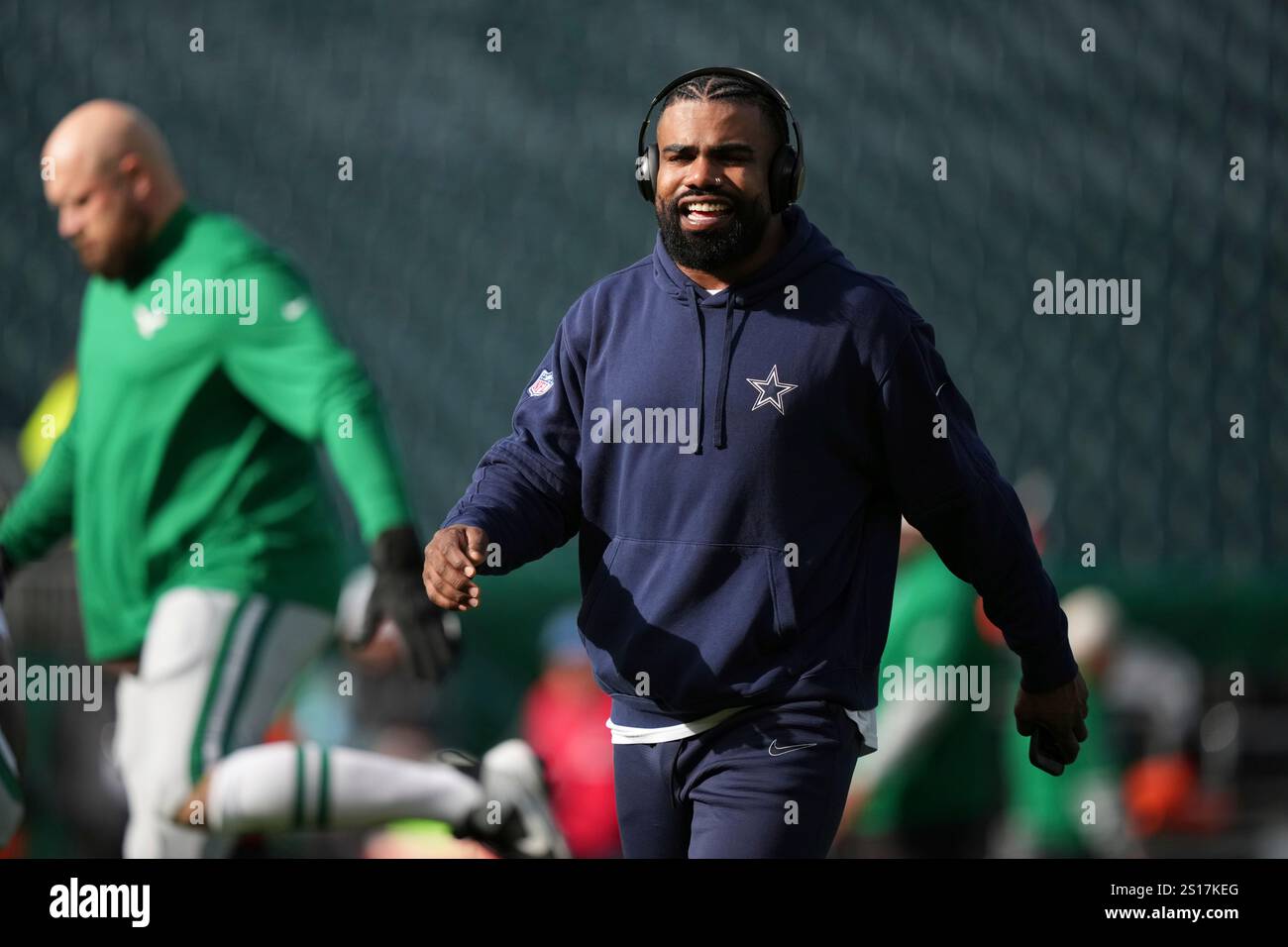 Dallas Cowboys' Ezekiel Elliott smiles before an NFL football game ...