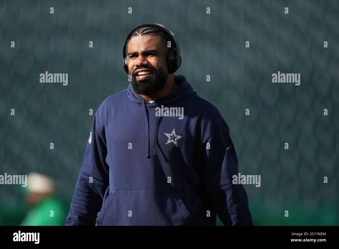 Dallas Cowboys' Ezekiel Elliott smiles before an NFL football game ...