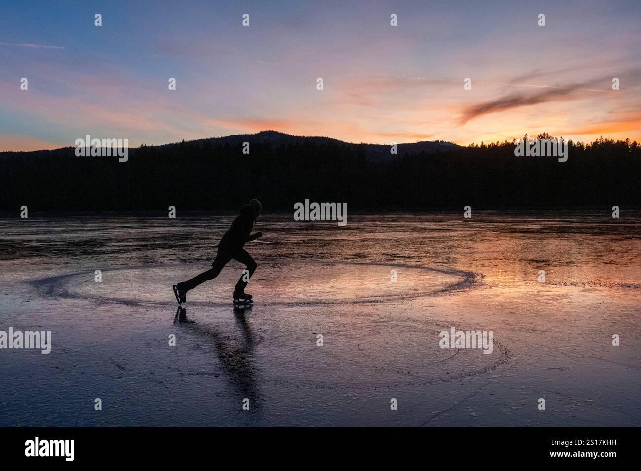Pernek, Czech Republic. 01st Jan, 2025. The first enthusiasts set out ...