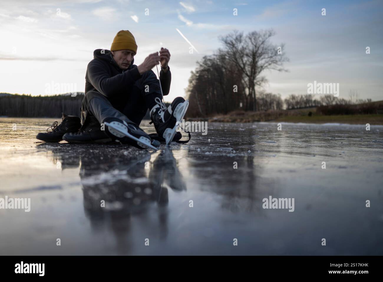 Pernek, Czech Republic. 01st Jan, 2025. The first enthusiasts set out ...