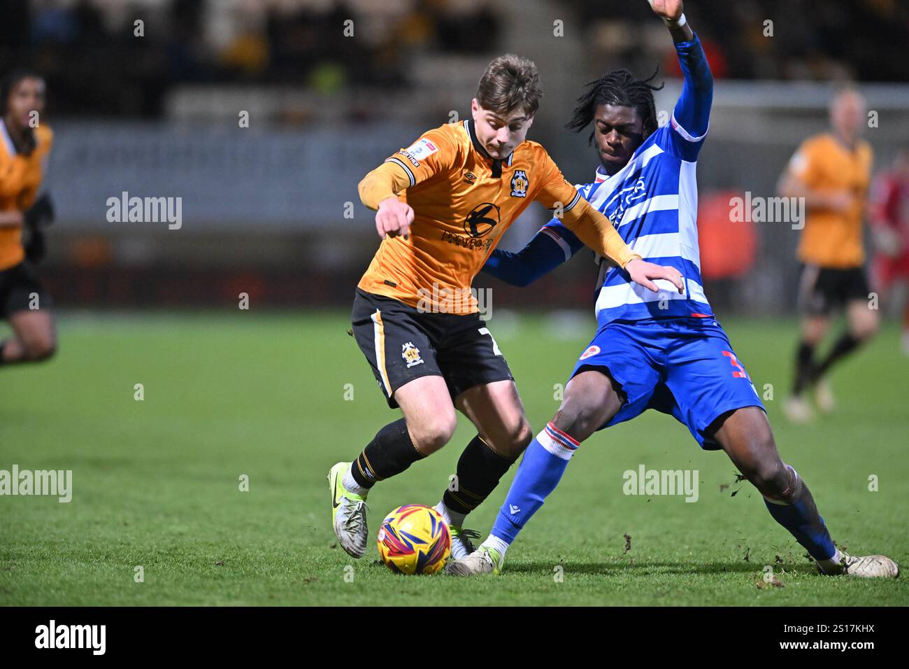 Abraham Kanu (32 Reading) challenges Josh Stokes (22 Cambridge United ...