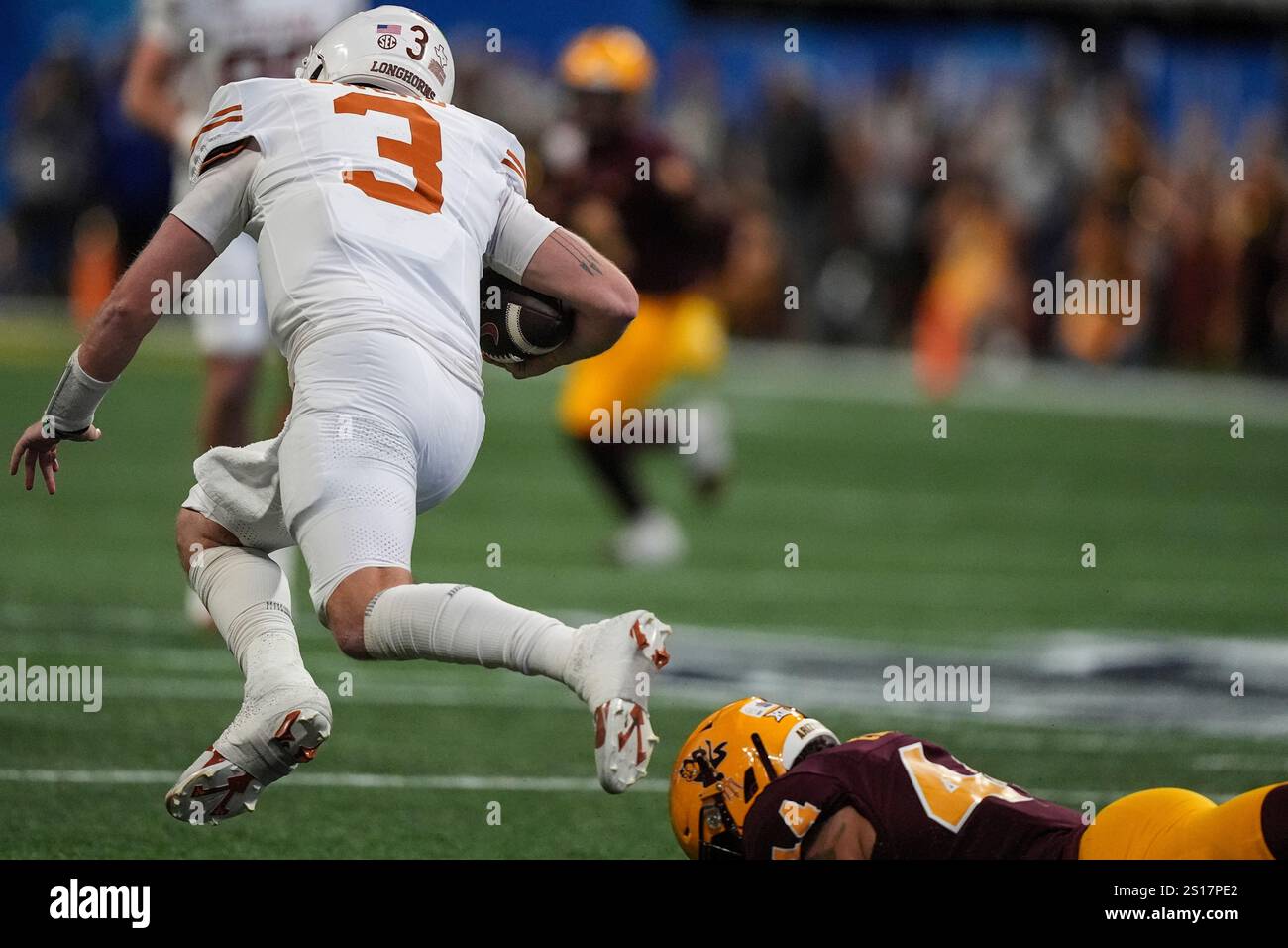 Arizona State linebacker Keyshaun Elliott (44) trips up Texas ...