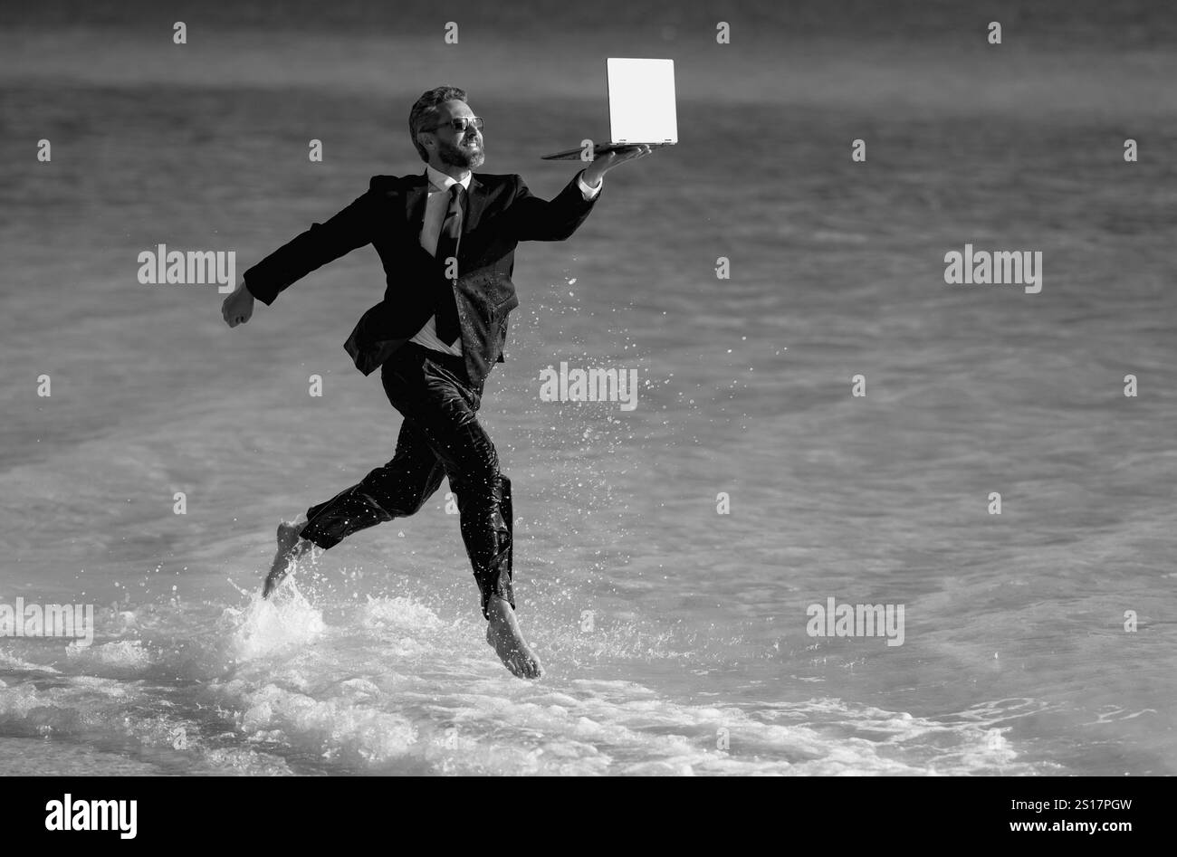Remote work beach laptop Black and White Stock Photos & Images - Alamy