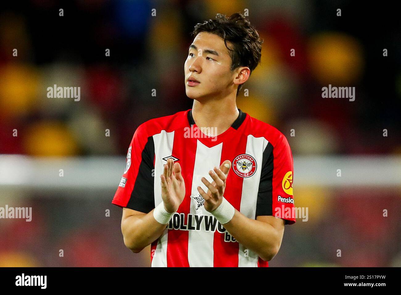 Ji-soo Kim of Brentford acknowledges the fans after the teams defeat ...
