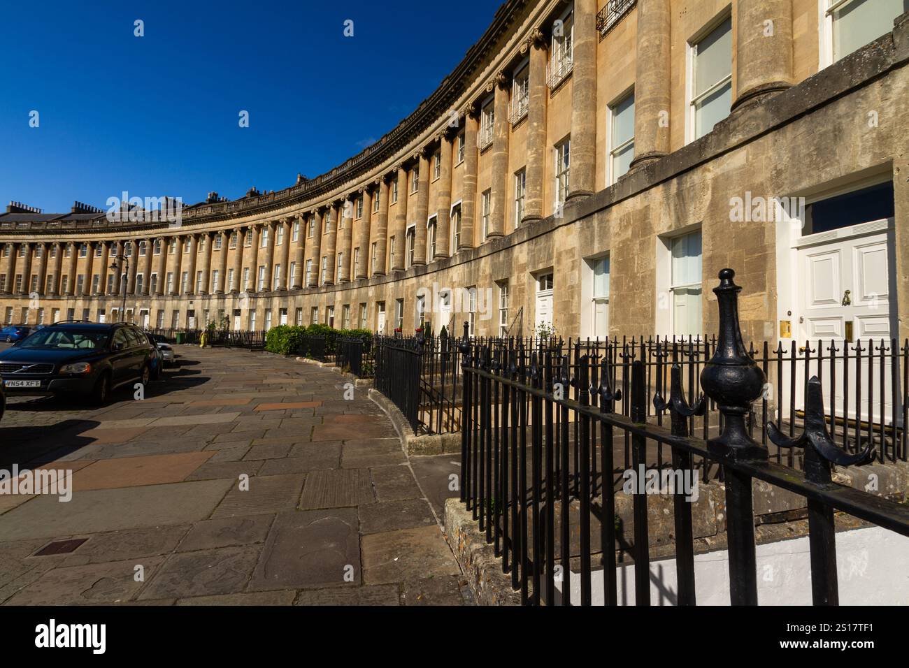 BATH, ENGLAND AUGUST 26 2021: Curve of royal Crescent, Georgian terrace ...
