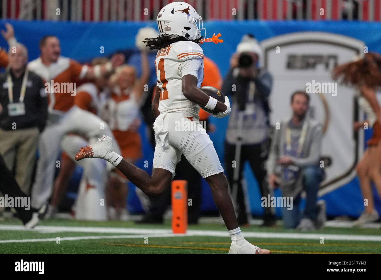 Texas wide receiver Silas Bolden (11) runs into the end zone for a ...