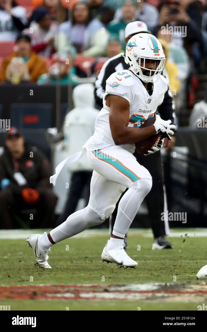 Miami Dolphins running back Raheem Mostert (31) runs with the ball ...
