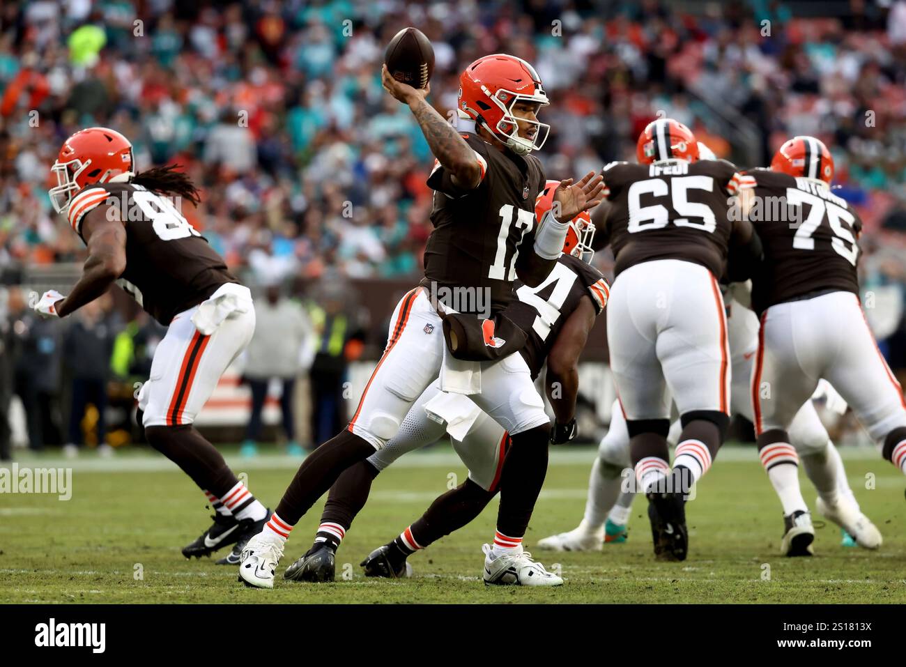 Cleveland Browns quarterback Dorian Thompson-Robinson (17) throws the ...