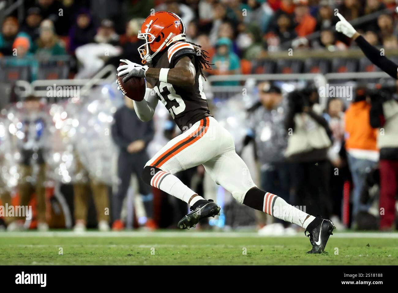 Cleveland Browns cornerback Martin Emerson Jr. (23) runs with ball ...