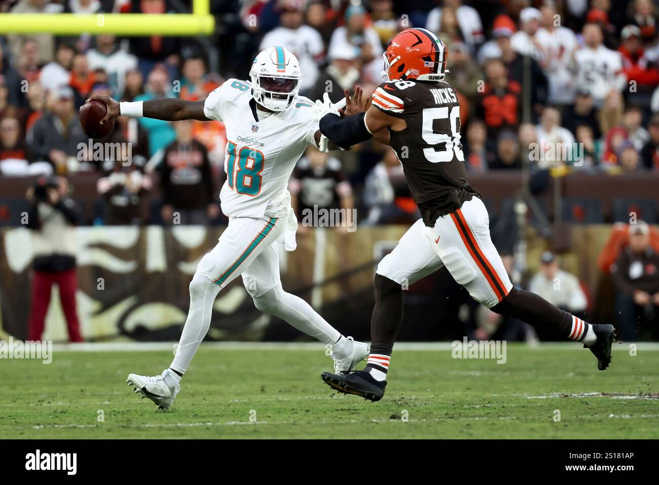 Cleveland Browns linebacker Jordan Hicks (58) attempts to tackle Miami ...