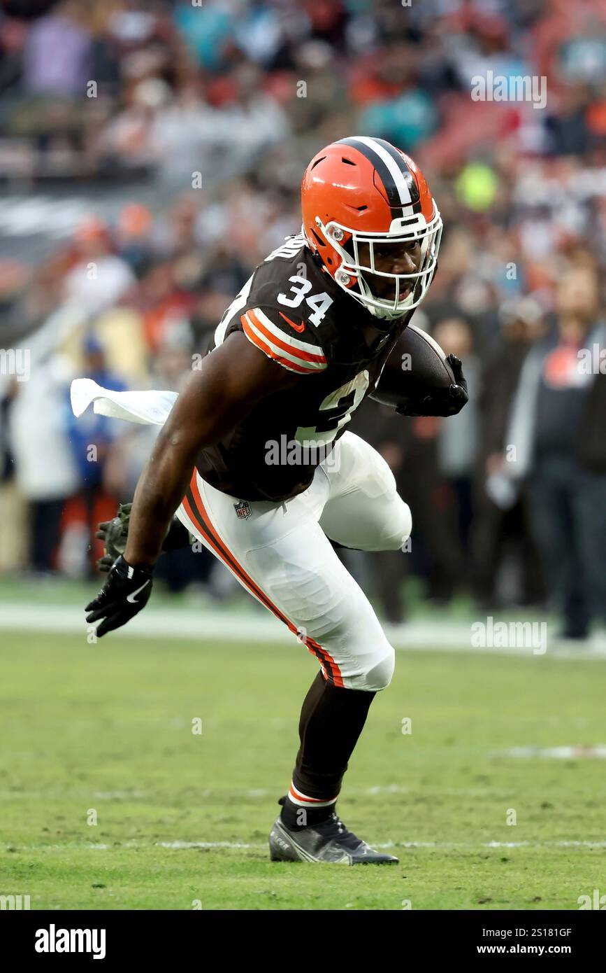 Cleveland Browns running back Jerome Ford (34) runs with the ball ...