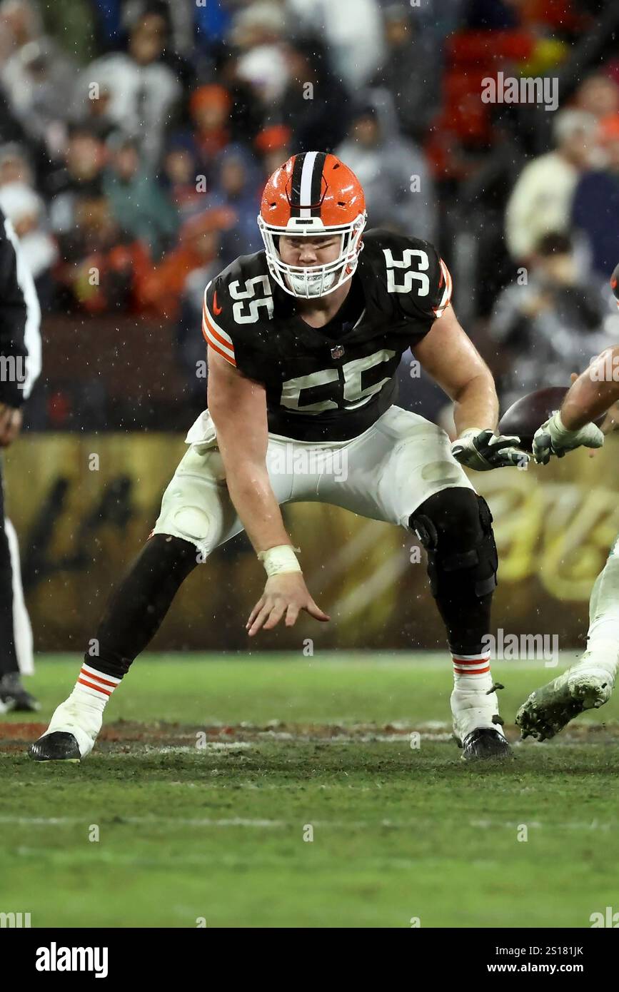Cleveland Browns center Ethan Pocic (55) looks to make a block during ...