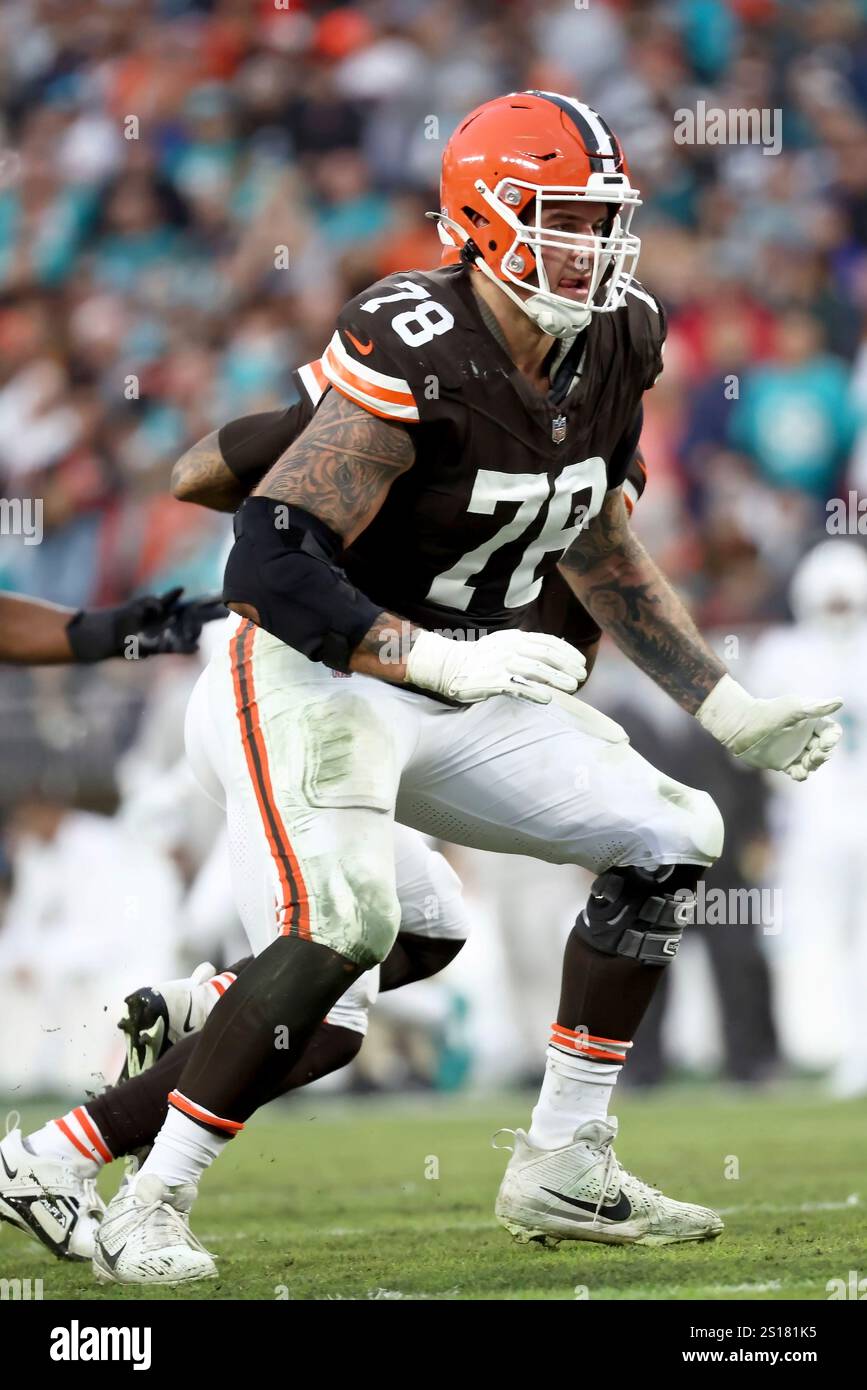 Cleveland Browns offensive tackle Jack Conklin (78) looks to make a ...