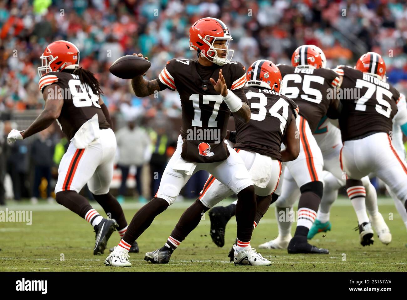 Cleveland Browns quarterback Dorian Thompson-Robinson (17) looks to ...