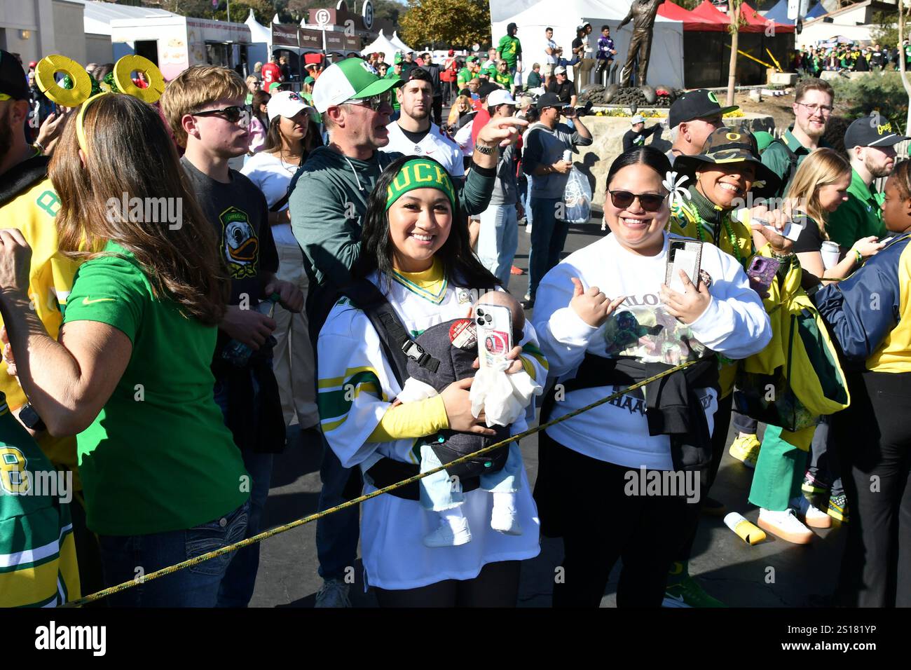 PASADENA, CA - JANUARY 01: Fans watch as the Oregon Ducks enter the ...