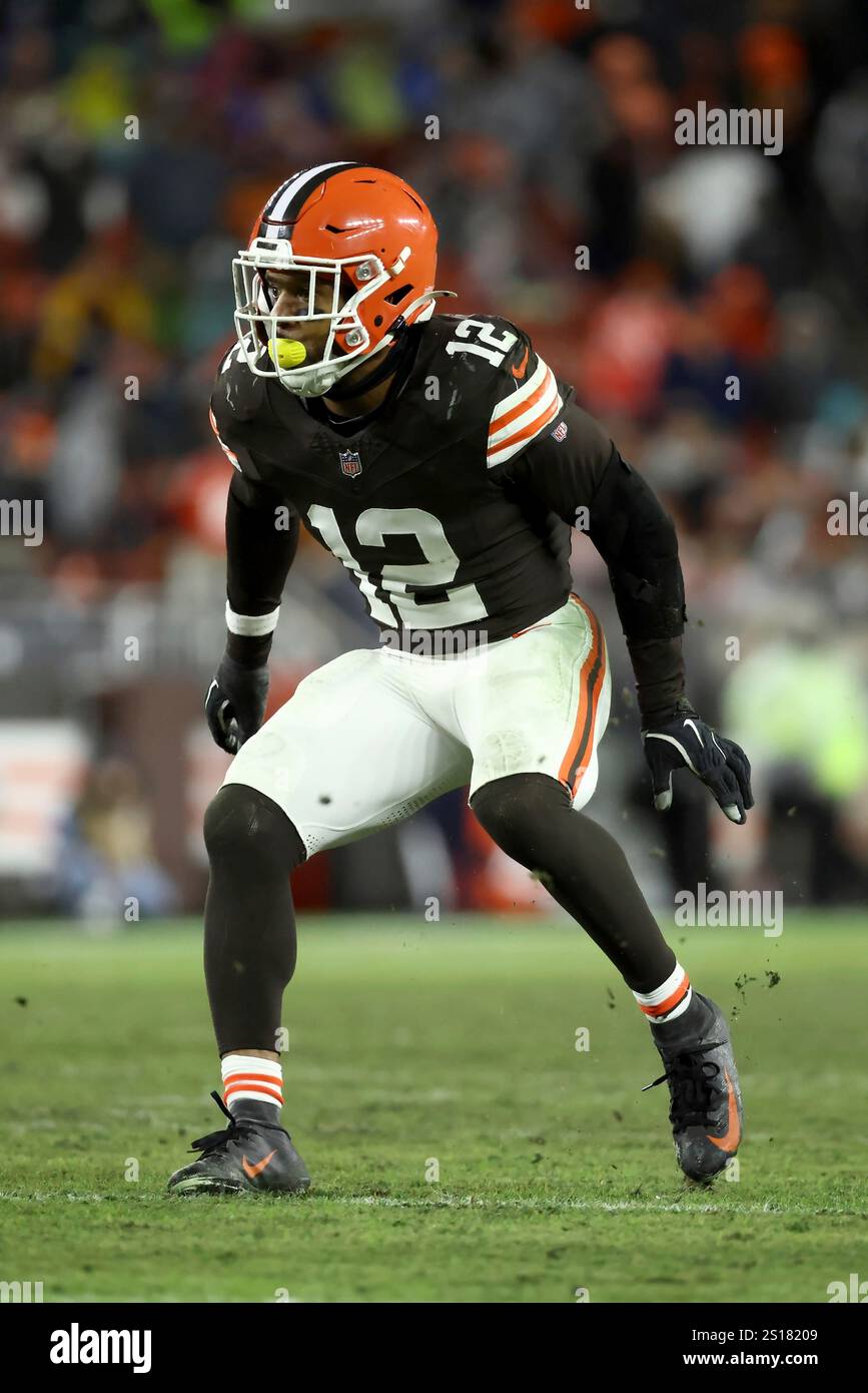 Cleveland Browns safety Rodney McLeod Jr. (12) drops back in coverage ...