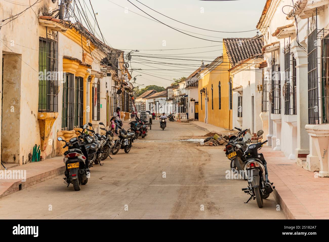 MOMPOX, COLOMBIA - MARCH 1, 2023: Colonial street in Santa Cruz de ...