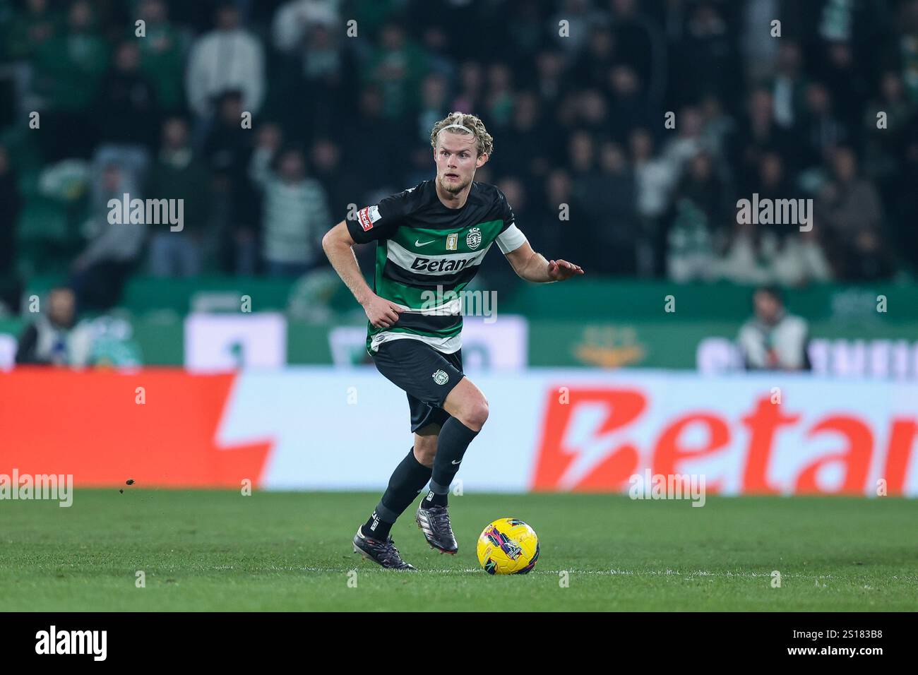 Lisbon, Portugal. 29th, December 2024. Morten Hjulmand (42) of Sporting ...