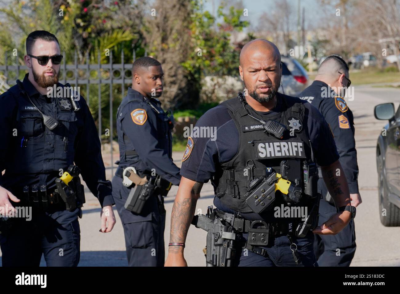 Harris County Sheriff's officers clear the media from the neighborhood ...