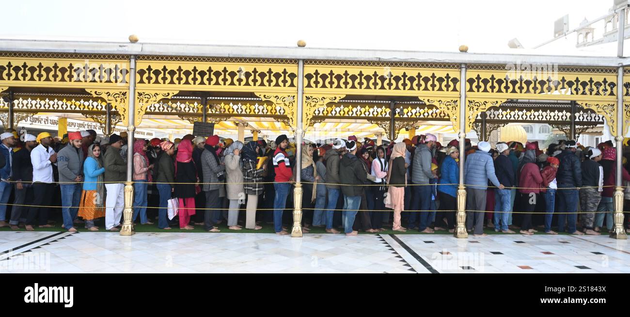 New Delhi, India. 01st Jan, 2025. NEW DELHI, INDIA - JANUARY 1: Devotees visit Bangla Sahib ...