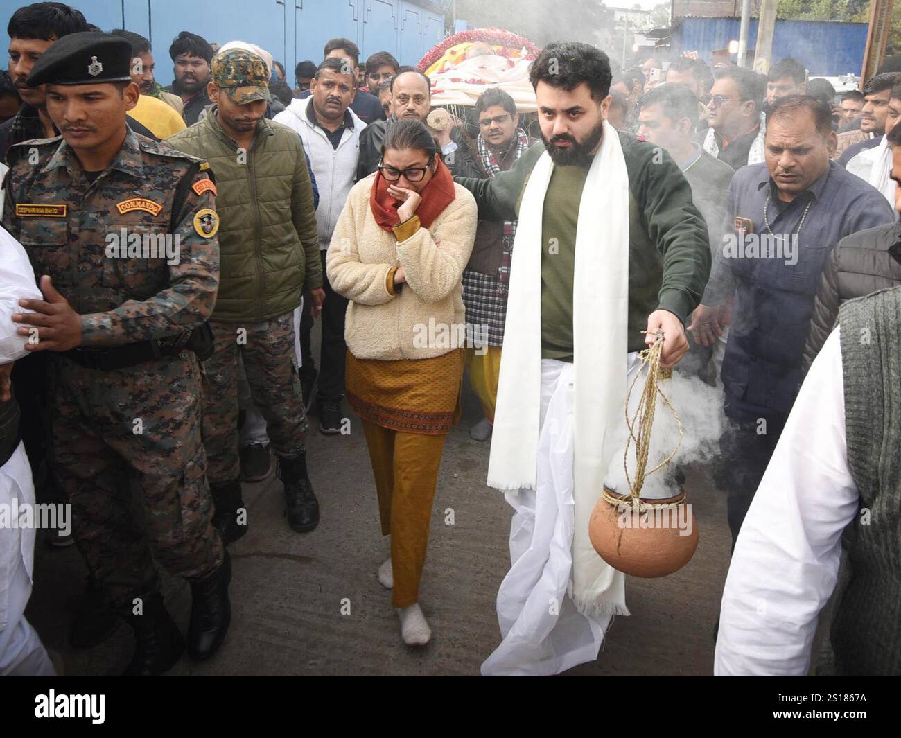 Carrying dead body india hi-res stock photography and images - Alamy