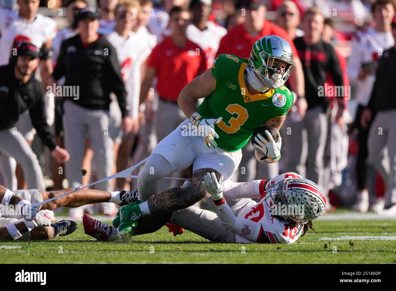 Oregon tight end Terrance Ferguson (3) carries the ball as Ohio State ...